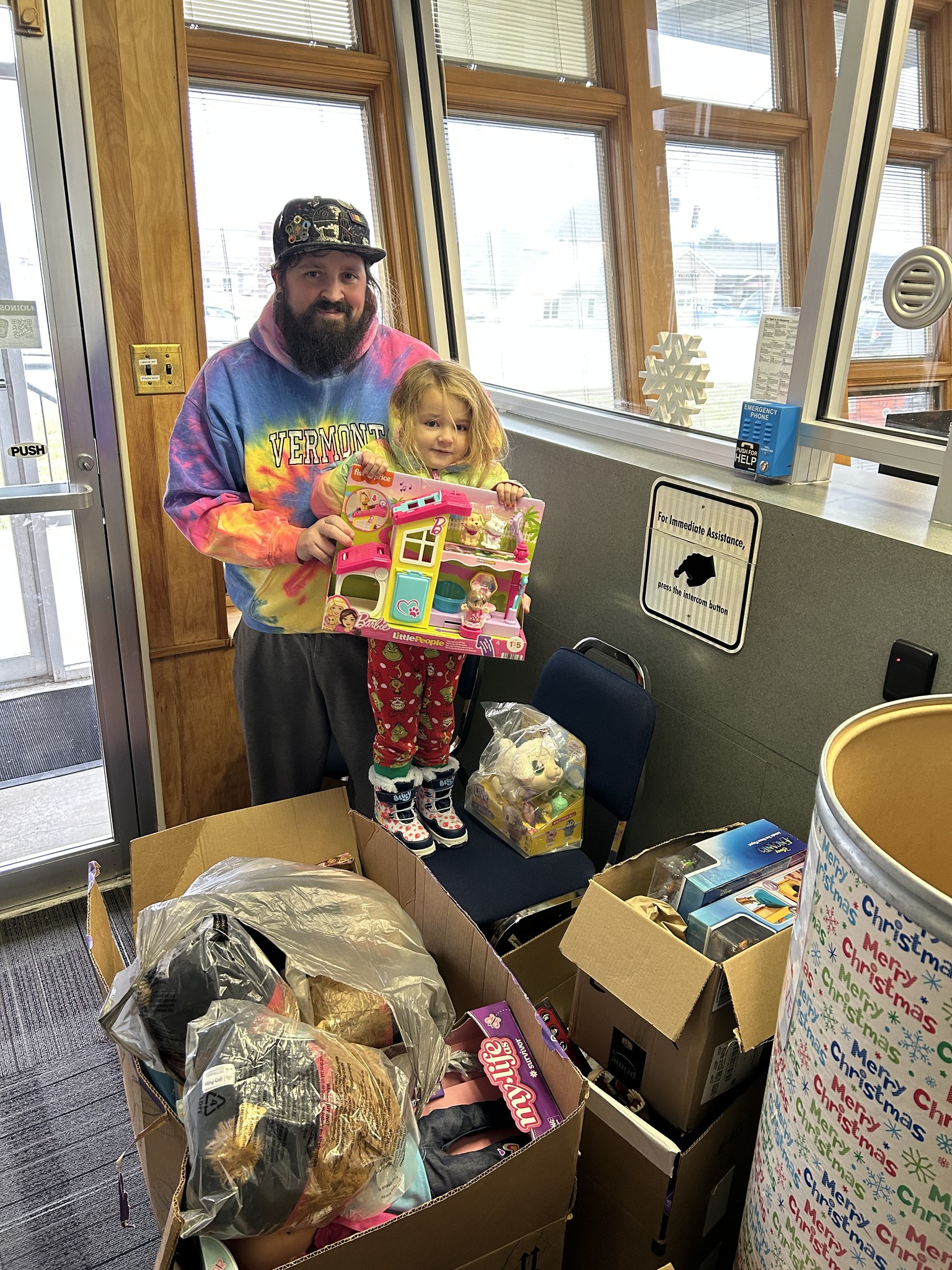 Heartfelt Holiday Moment: Anonymous Father–Daughter Duo Brings ...